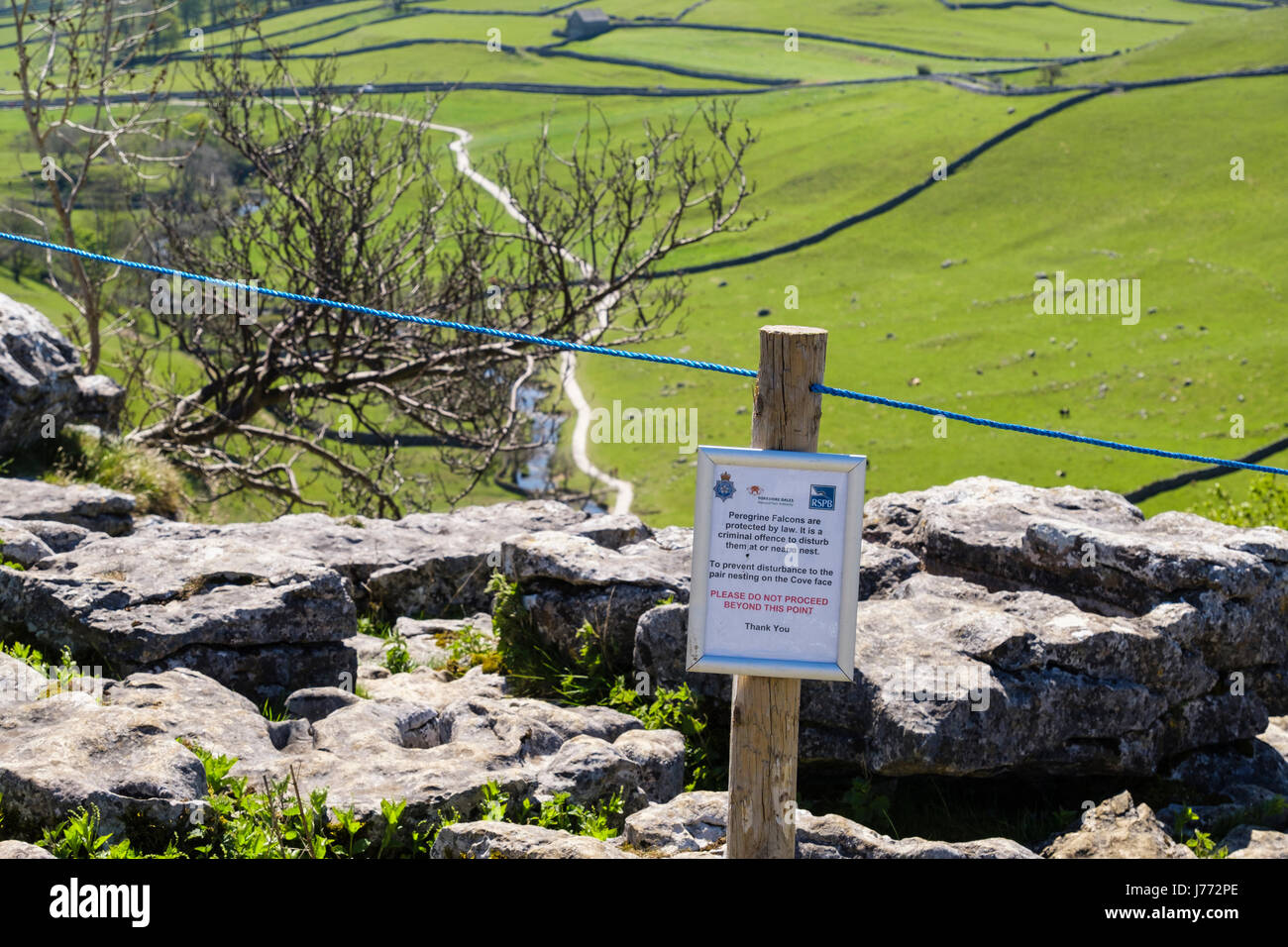 Nesting birds warning sign hi-res stock photography and images - Alamy