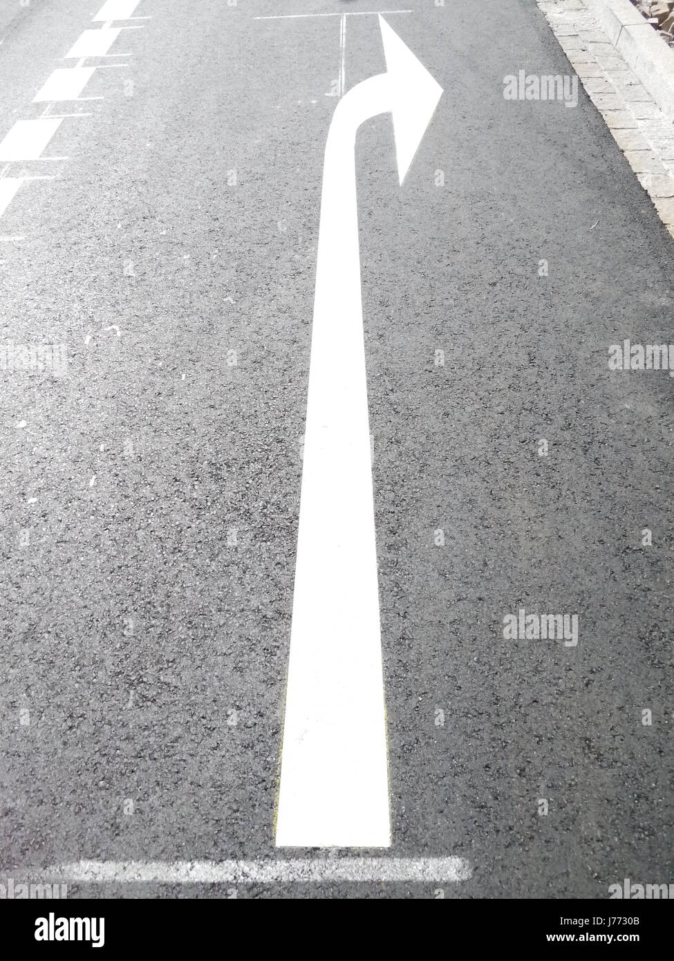 Turn right arrow traffic symbol on street Stock Photo - Alamy