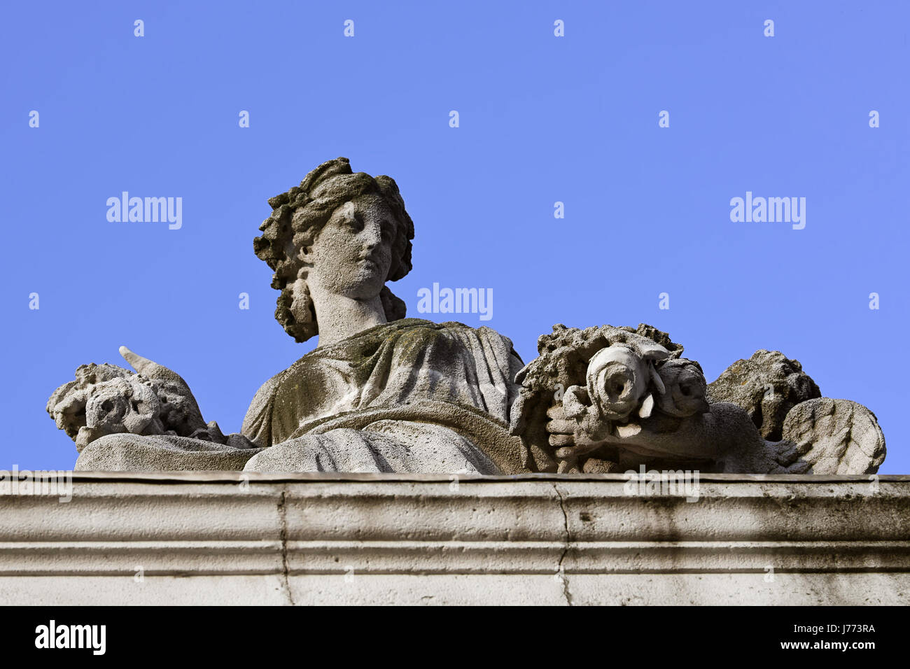Ancient roman woman statue hi-res stock photography and images - Alamy