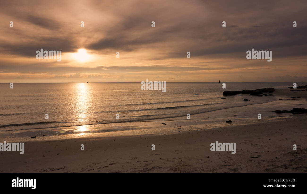 Sunlight shimmering water surface on tropical beach Stock Photo - Alamy