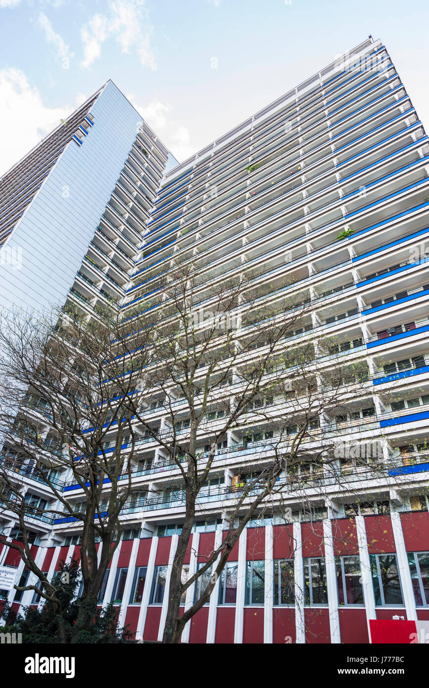 Facade of a modern residential skyscraper full of flats in Berlin ...
