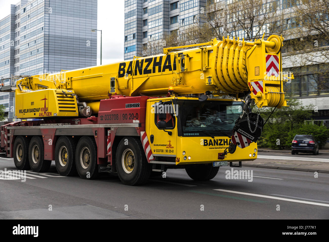 Yellow mobile crane hi-res stock photography and images - Alamy