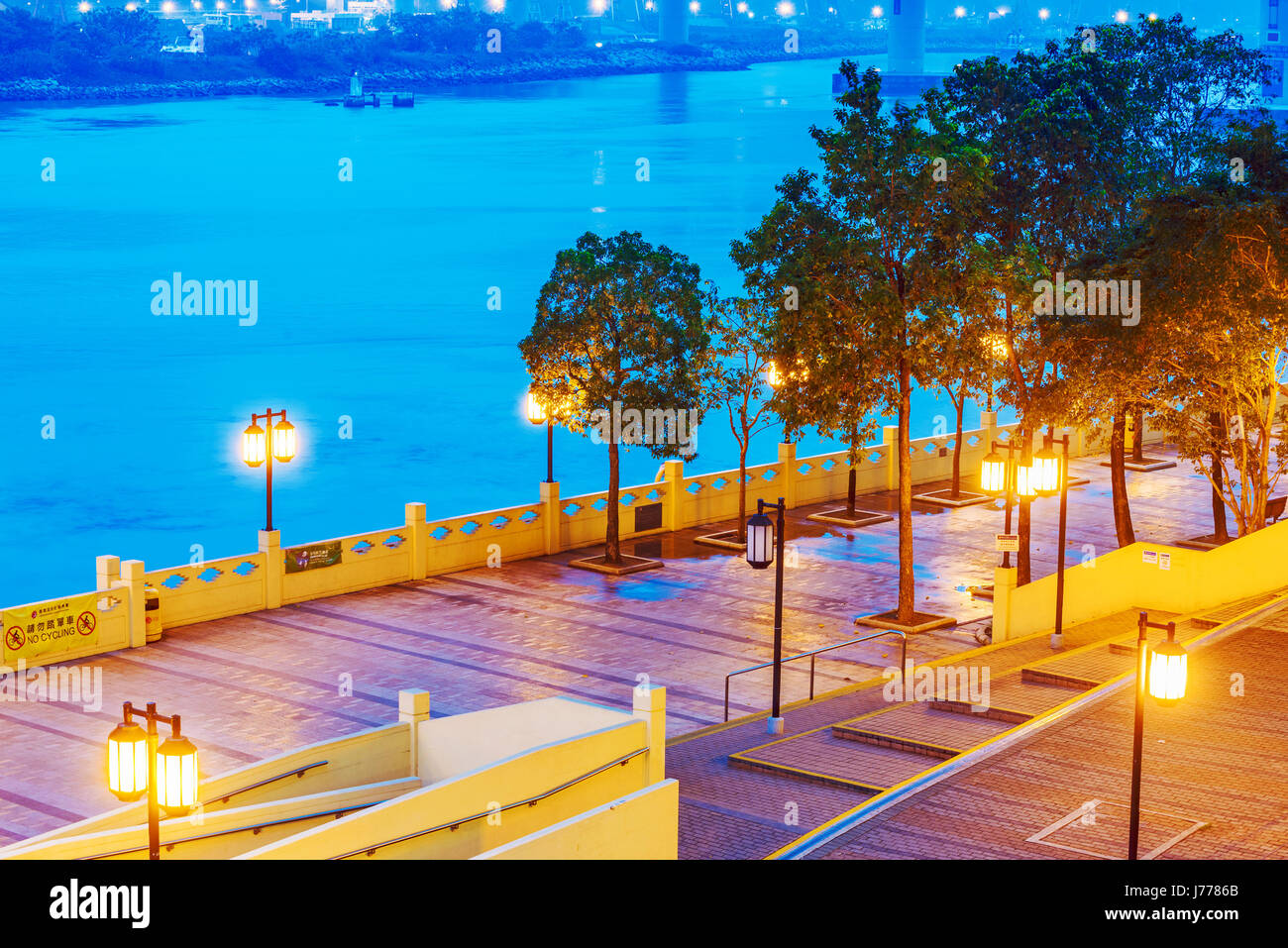 Waterfront promenade at night in Hong Kong Stock Photo - Alamy