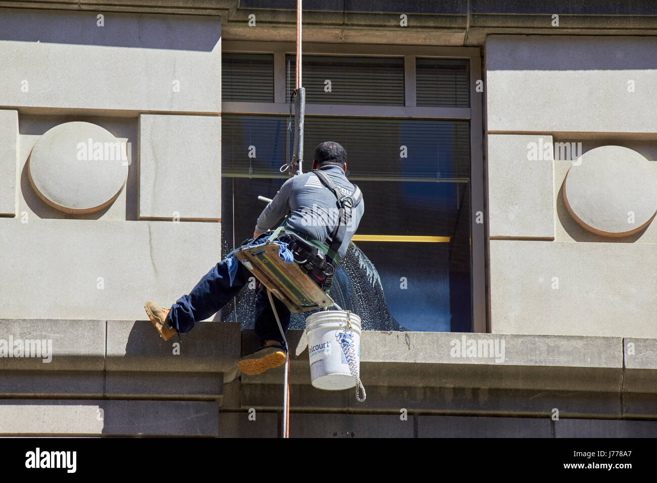 Rope access window cleaning hi-res stock photography and images - Alamy