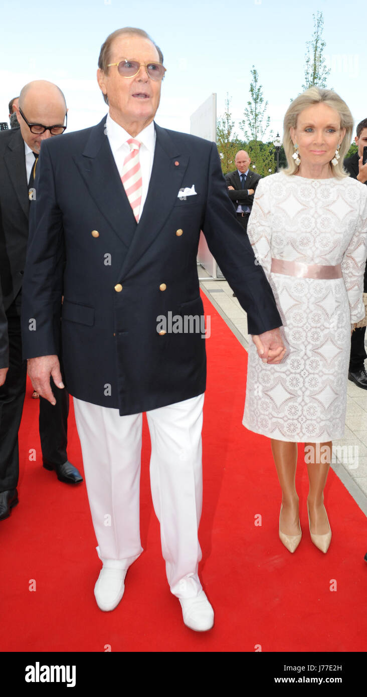 Roger moore and his wife kristina tholstrup hi-res stock photography ...