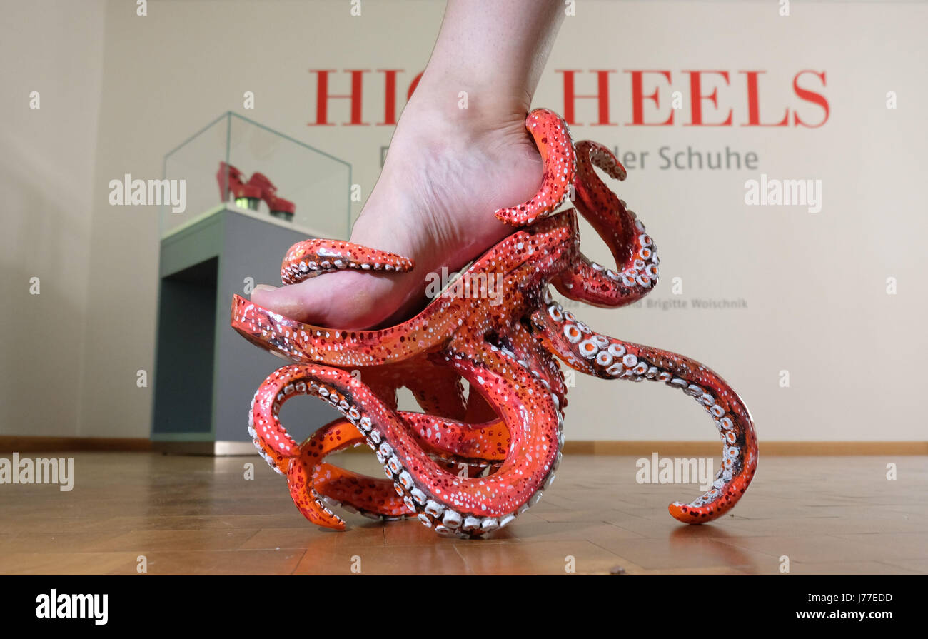 Niederwiesa, Germany. 23rd May, 2017. A shoe piece with the title ...