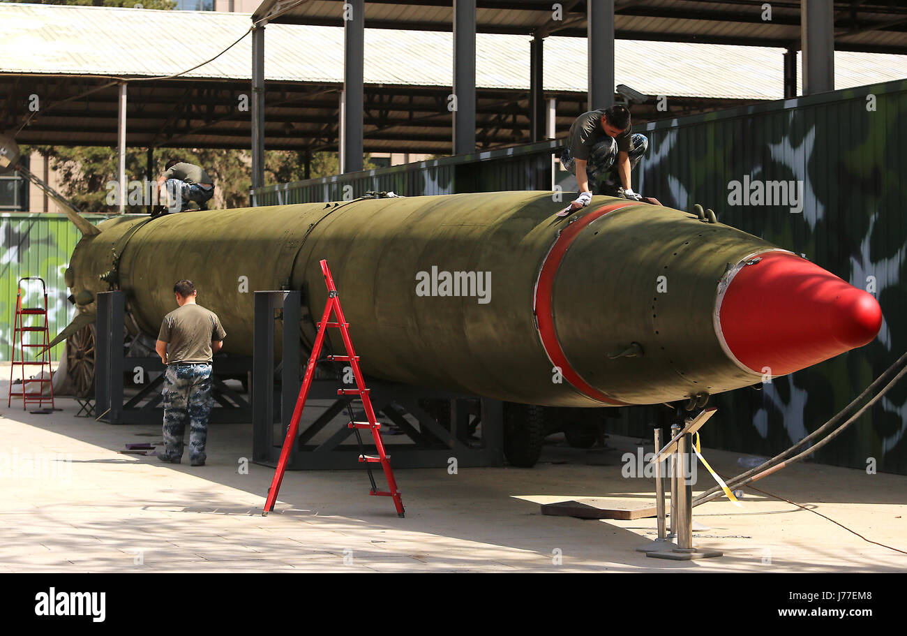 April 29, 2017 - Beijing, CHINA - Chinese soldiers touch-up a ...