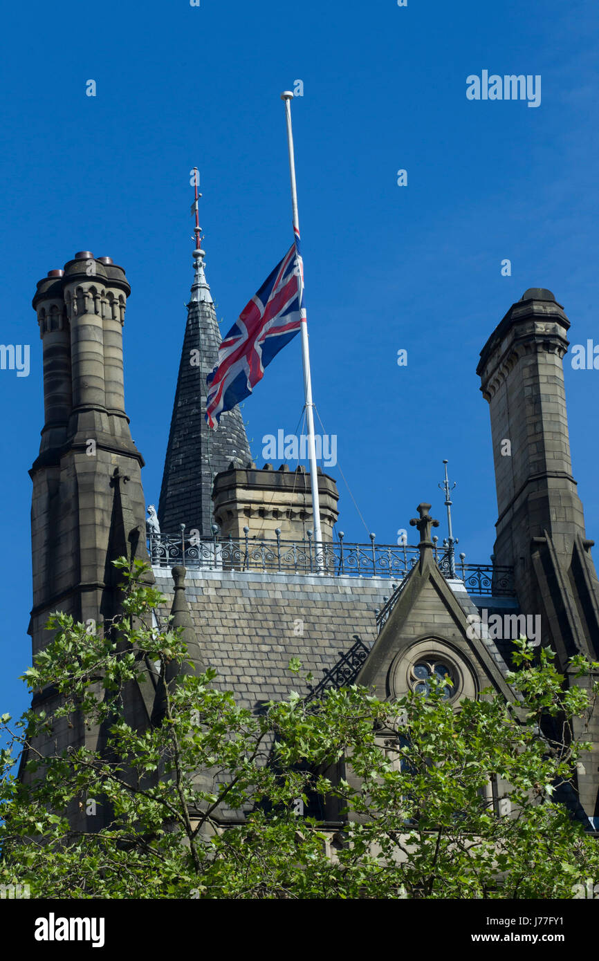 Albert Square, Manchester, UK. 23rd May, 2017. Flag at half mast during ...