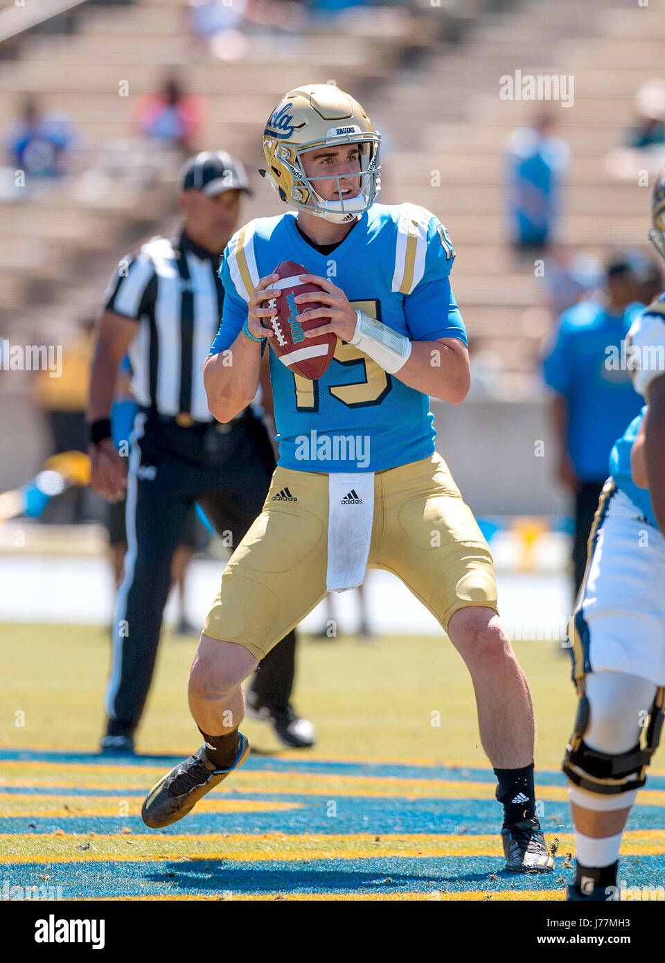 Los Angeles, CA, USA. 29th Apr, 2017. UCLA quarterback (15) Matt Lynch ...