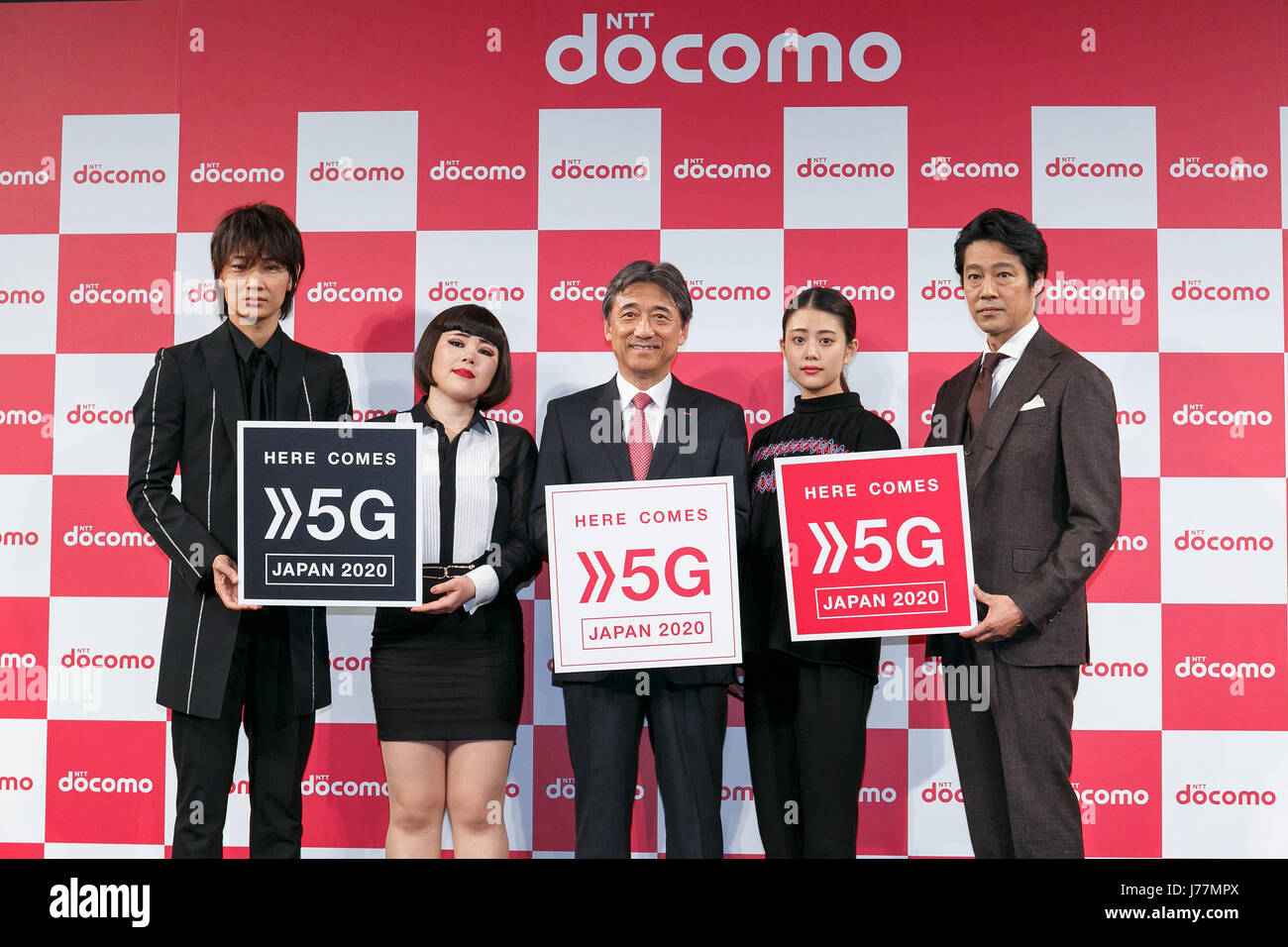 Actors Go Ayano, Buruzon Chiemi, NTT DOCOMO President Kazuhiro ...