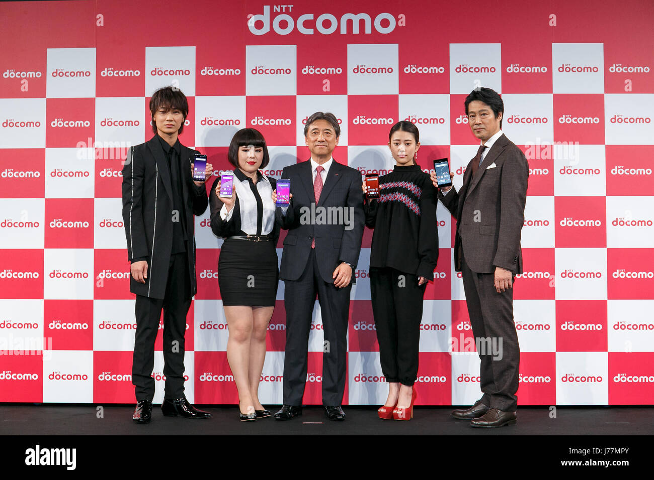 Actors Go Ayano, Buruzon Chiemi, NTT DOCOMO President Kazuhiro ...