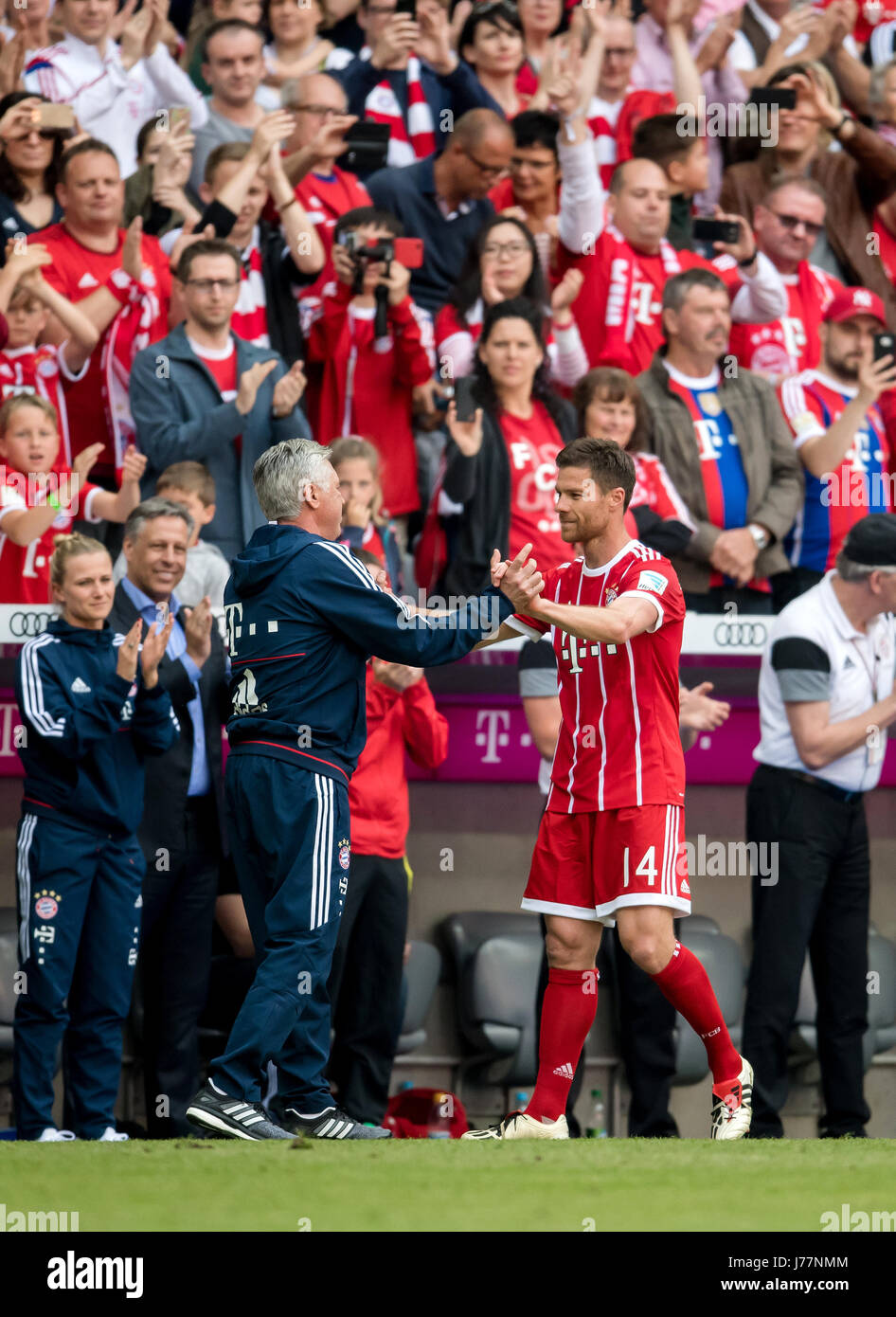 Munich's manager Carlo Ancelotti says goodbye to Xabi Alonso ahead of ...