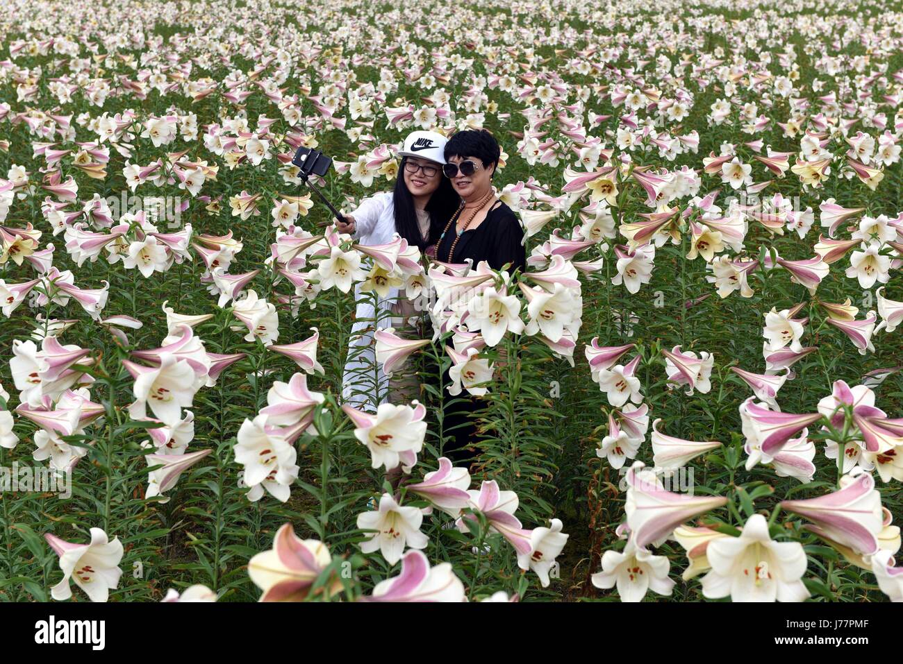 (170524) -- WANZAI, May 24, 2017 (Xinhua) -- Tourists pose for selfie ...