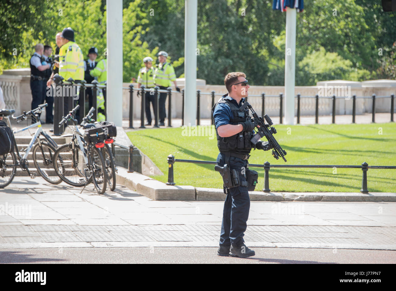 Mall security and police officers hi-res stock photography and images ...