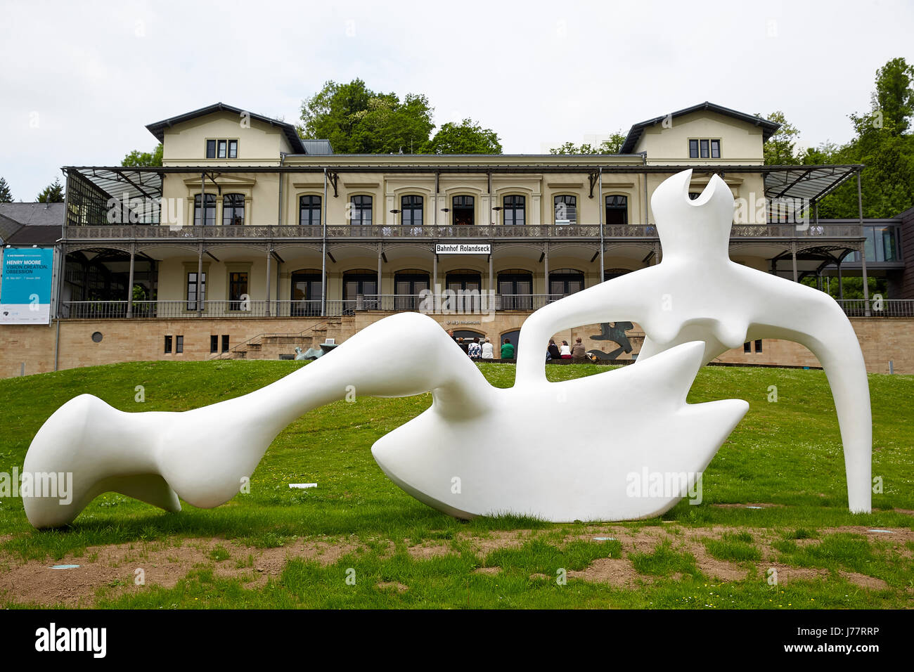 Henry Moore's 'Large reclining figure, 1984' on display in the Arp ...