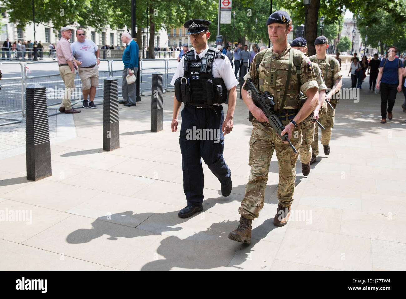 Soldiers patrol the streets of london hi-res stock photography and ...