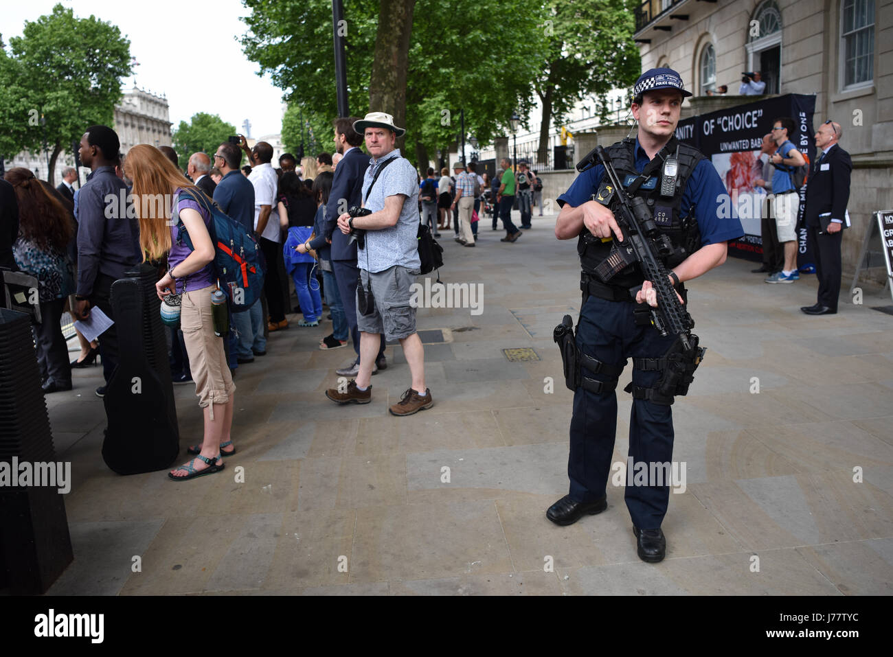 Soldiers patrol the streets of london hi-res stock photography and ...