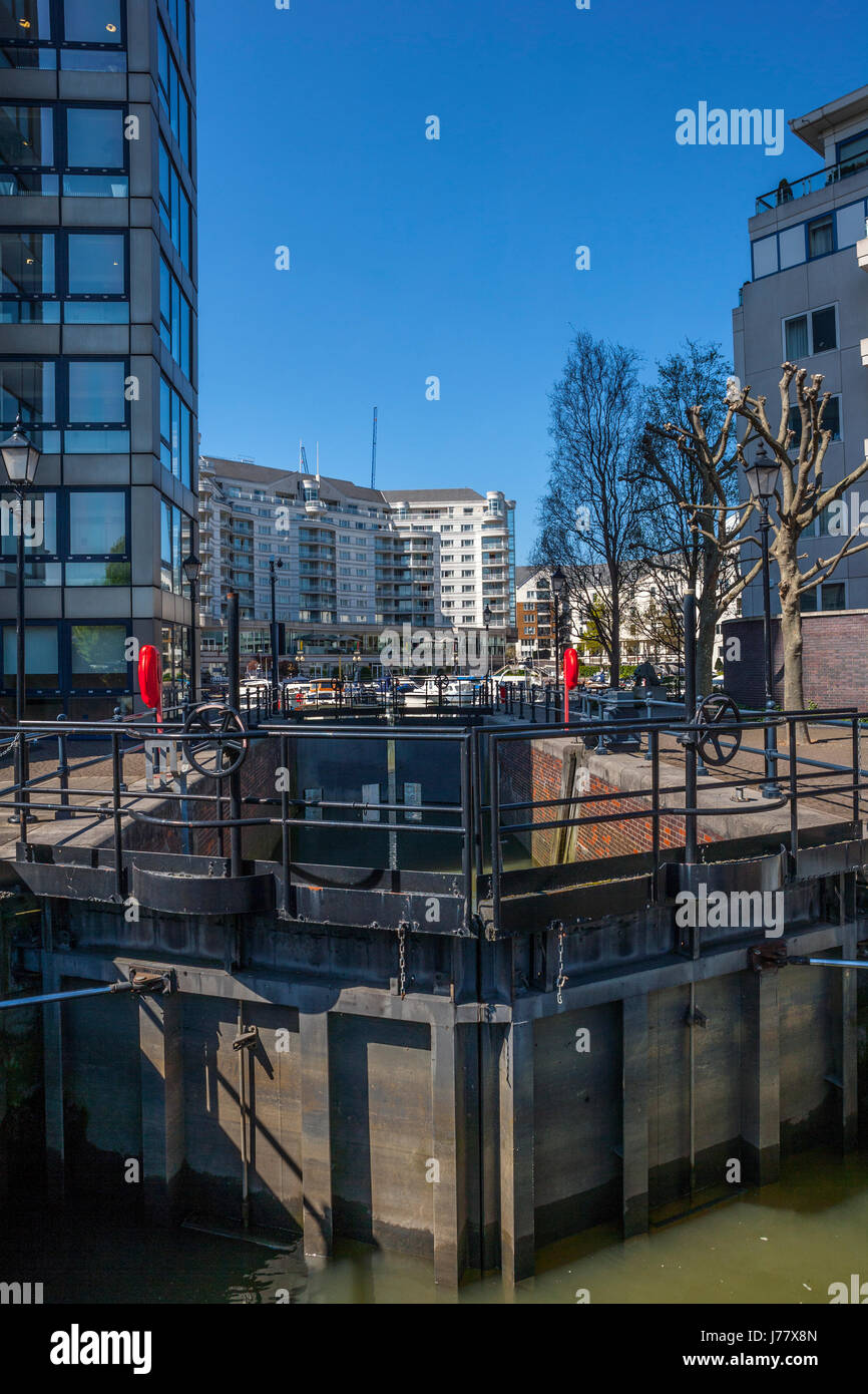 Chelsea harbour marina lock gates hi-res stock photography and images ...
