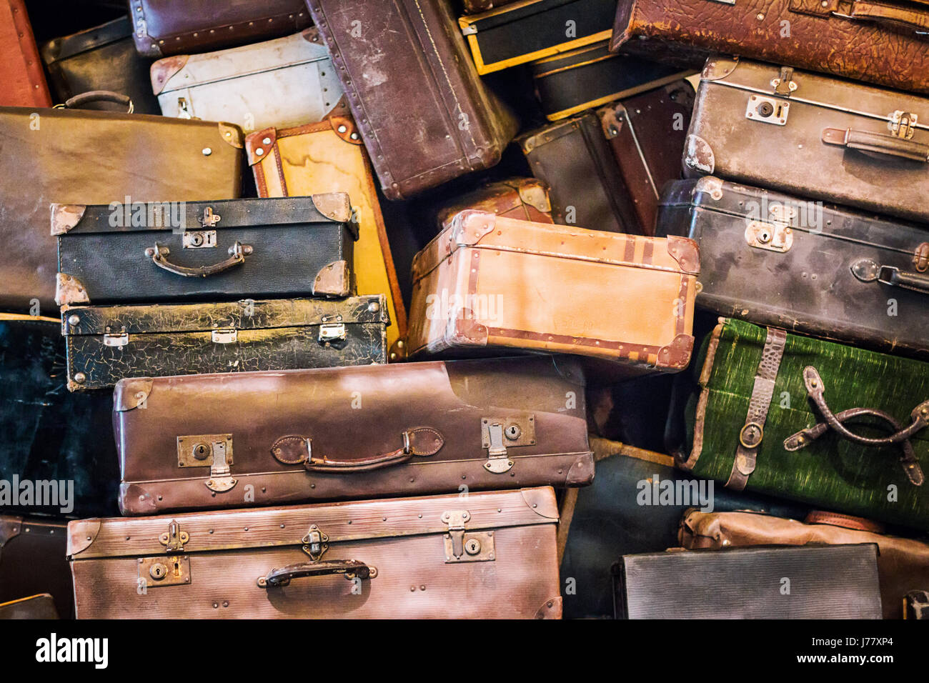 Pile old suitcases hi-res stock photography and images - Alamy