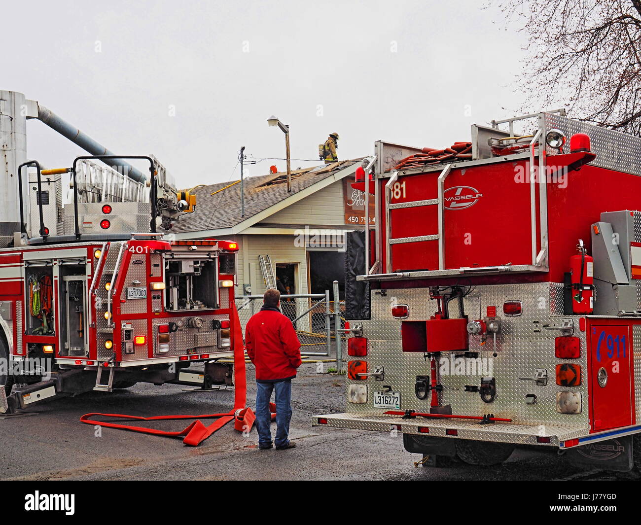 Fire on roof of commercial building hi-res stock photography and images ...