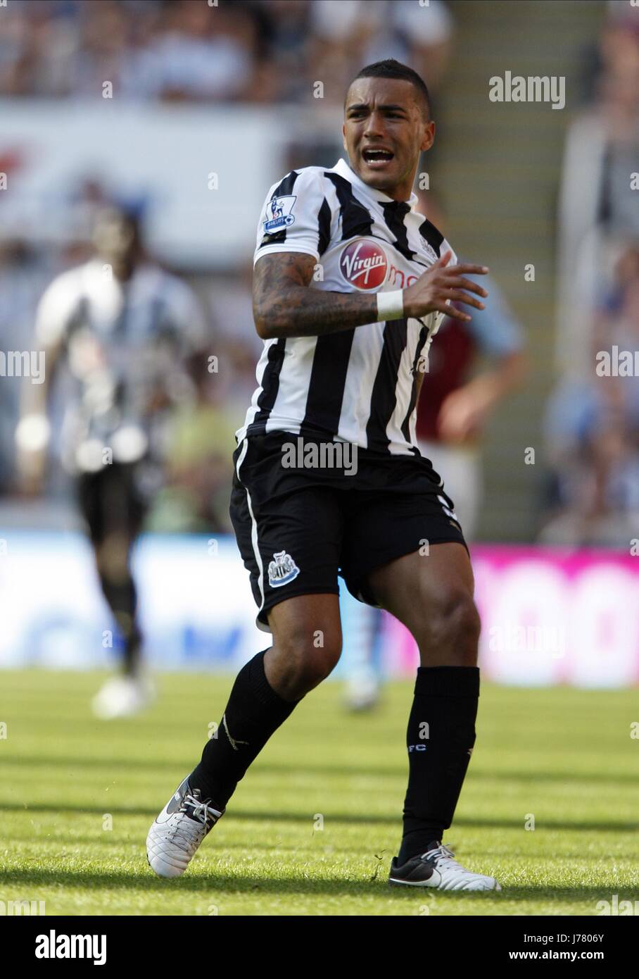 DANNY SIMPSON PULLS UP WITH HI NEWCASTLE UNITED V ASTON VILLA ST.JAMES ...