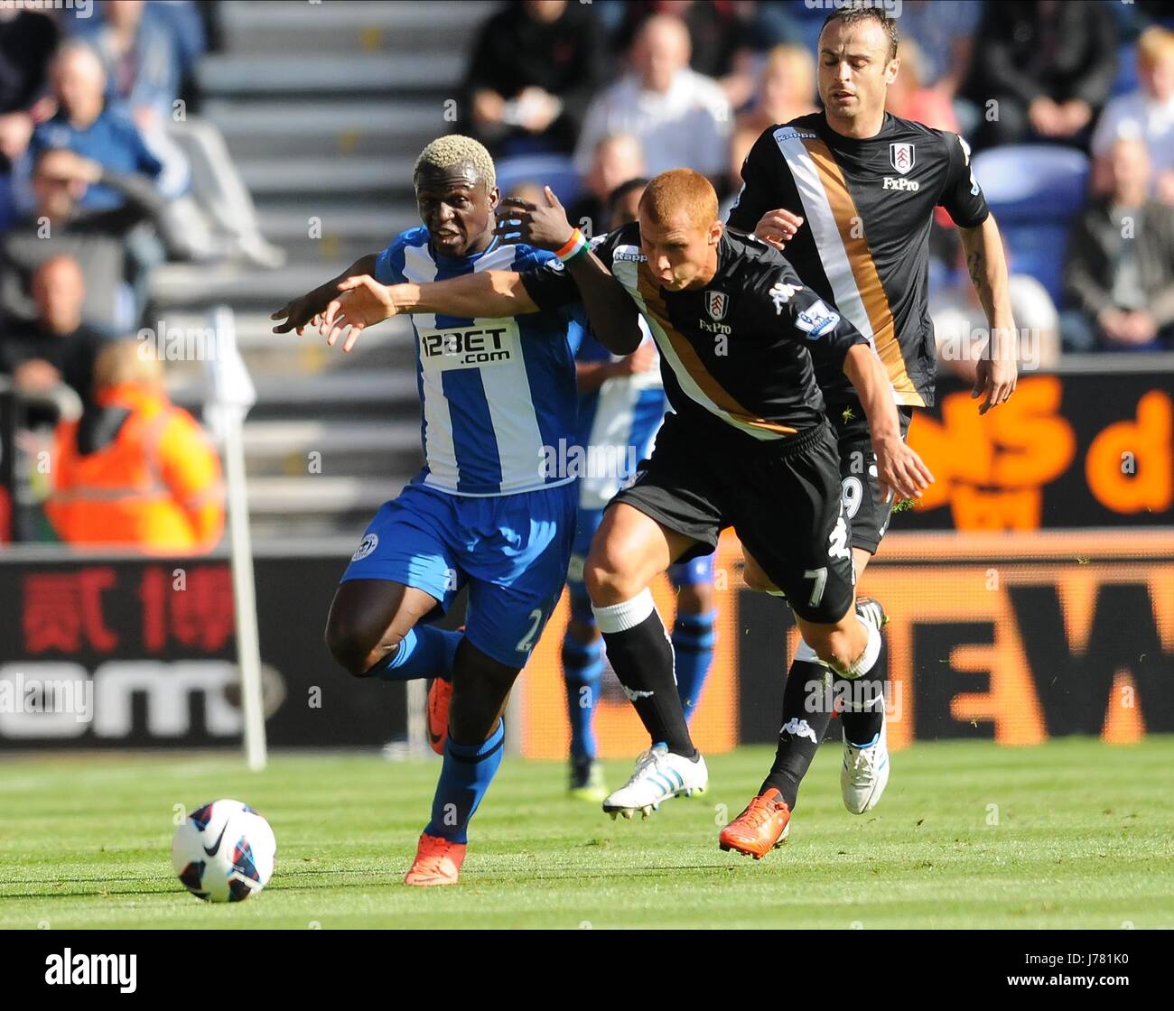 AROUNA KONE & STEVE SIDWELL WIGAN ATHLETIC V FULHAM FC DW STADIUM WIGAN ...