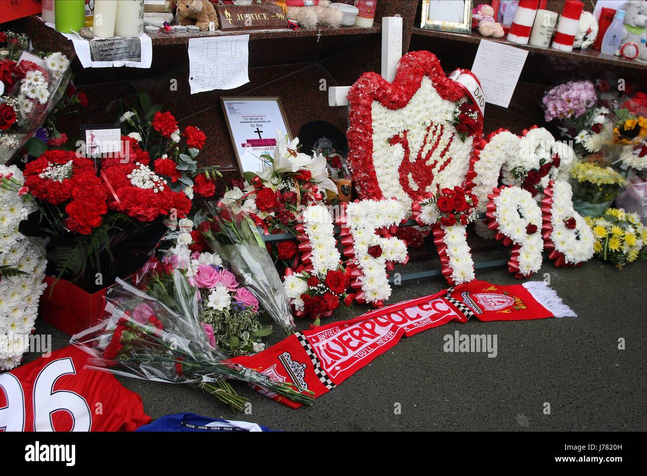 FLORAL TRIBUTE LIVERPOOL V MANCHESTER UNITED LIVERPOOL V MANCHESTER ...