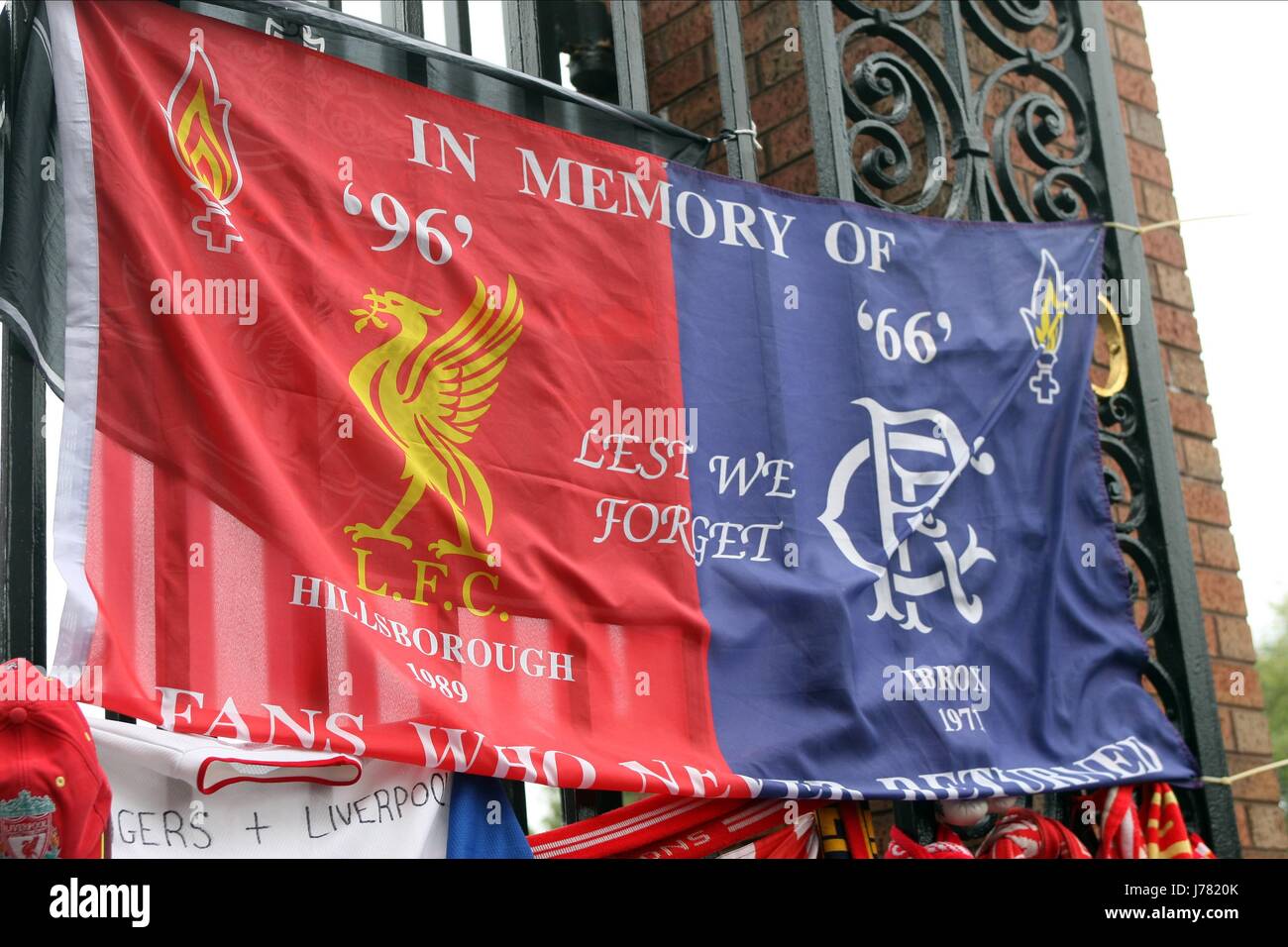 FOOTBALL FLAG TRIBUTE LIVERPOOL V MANCHESTER LIVERPOOL V MANCHESTER ...