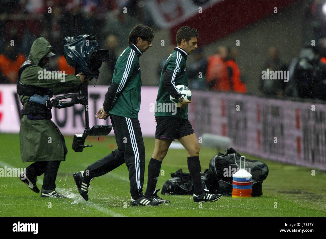Referee does pitch inspection hi-res stock photography and images - Alamy