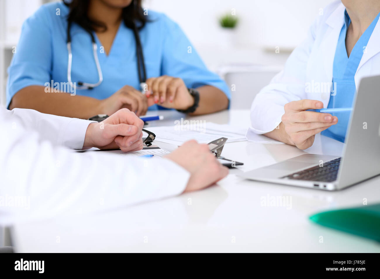 Group of doctors discuss at meeting Stock Photo - Alamy