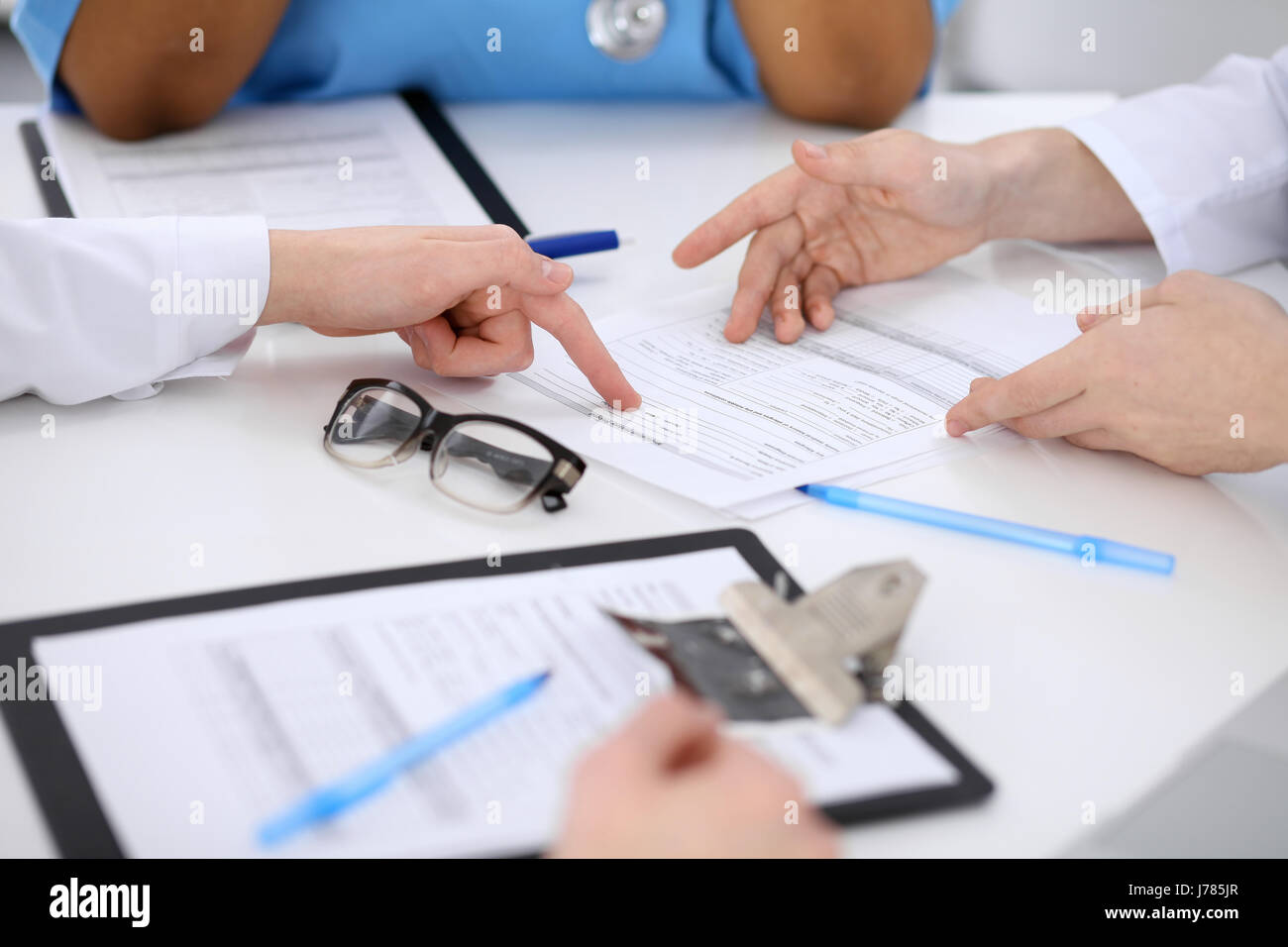 Group of doctors discuss at meeting Stock Photo - Alamy