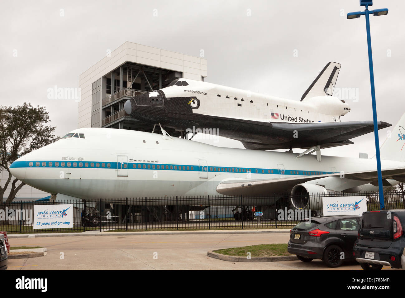 Space Shuttle Independence sits atop a Boeing 747 at NASA Johnson Space ...