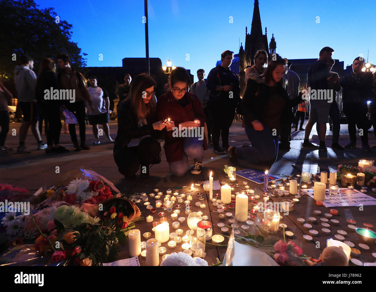 People leave tributes to victims of the Manchester concert bomb attack ...