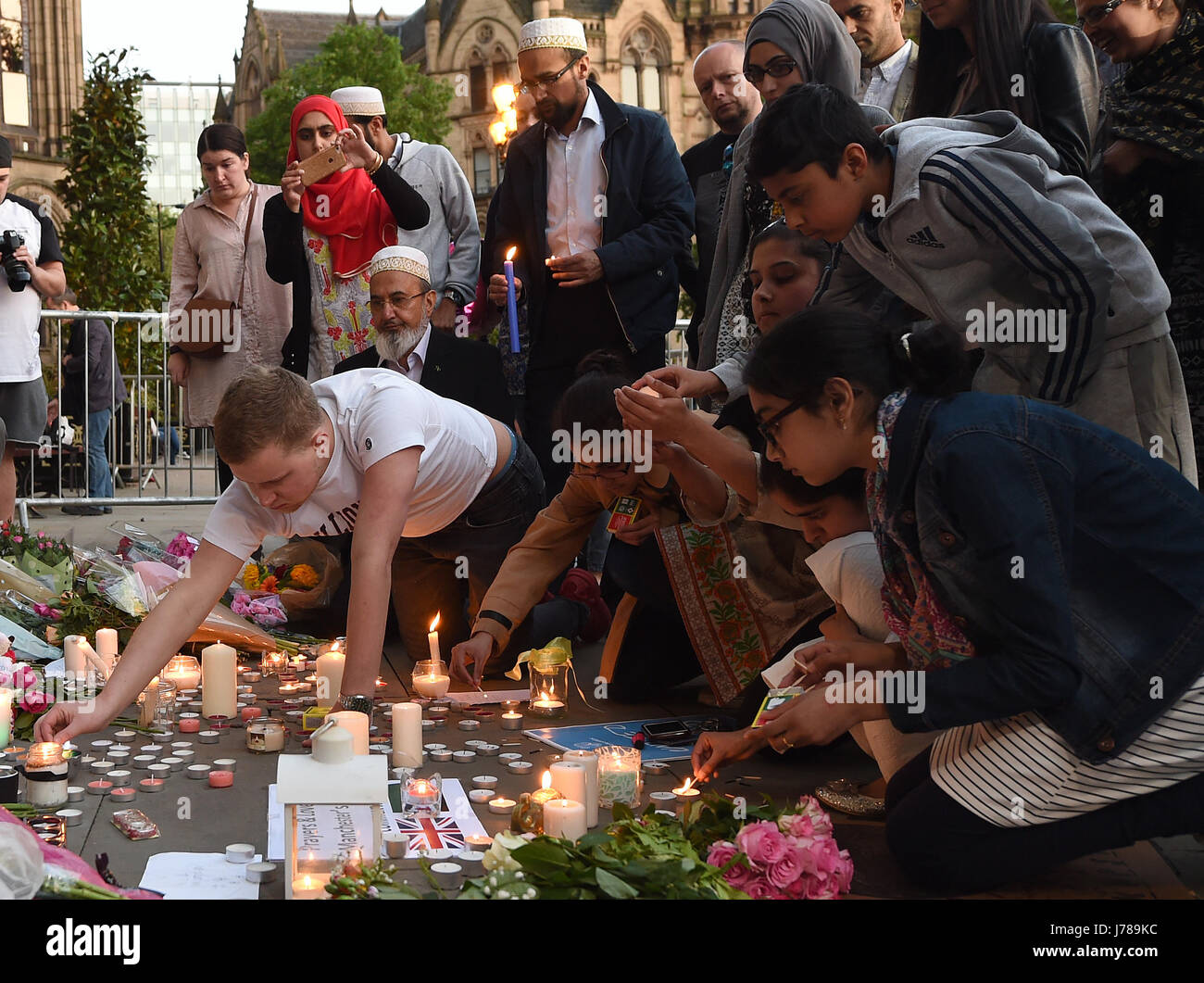 People leave tributes to victims of the Manchester concert bomb attack ...