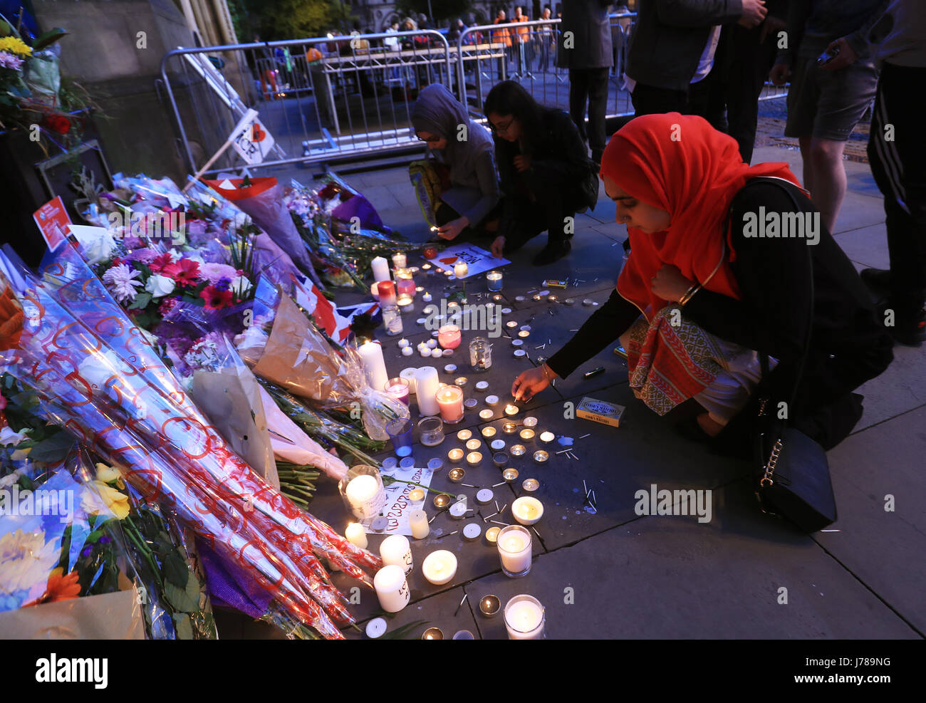 People leave tributes to victims of the Manchester concert bomb attack ...