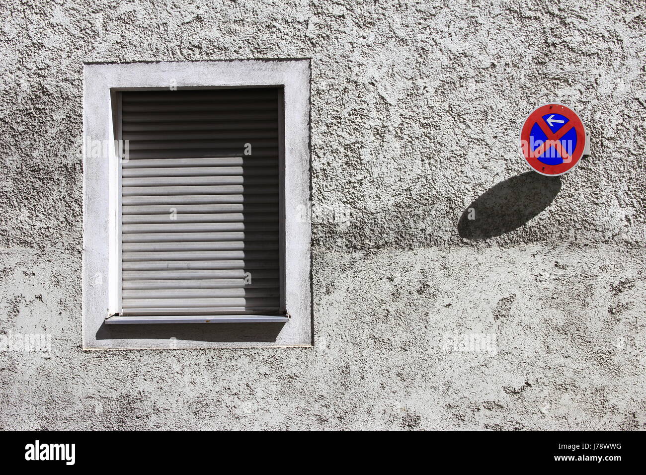 window and holding verbotsschild Stock Photo - Alamy
