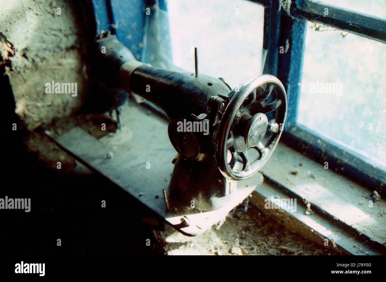 Old manual sewing machine hi-res stock photography and images - Alamy