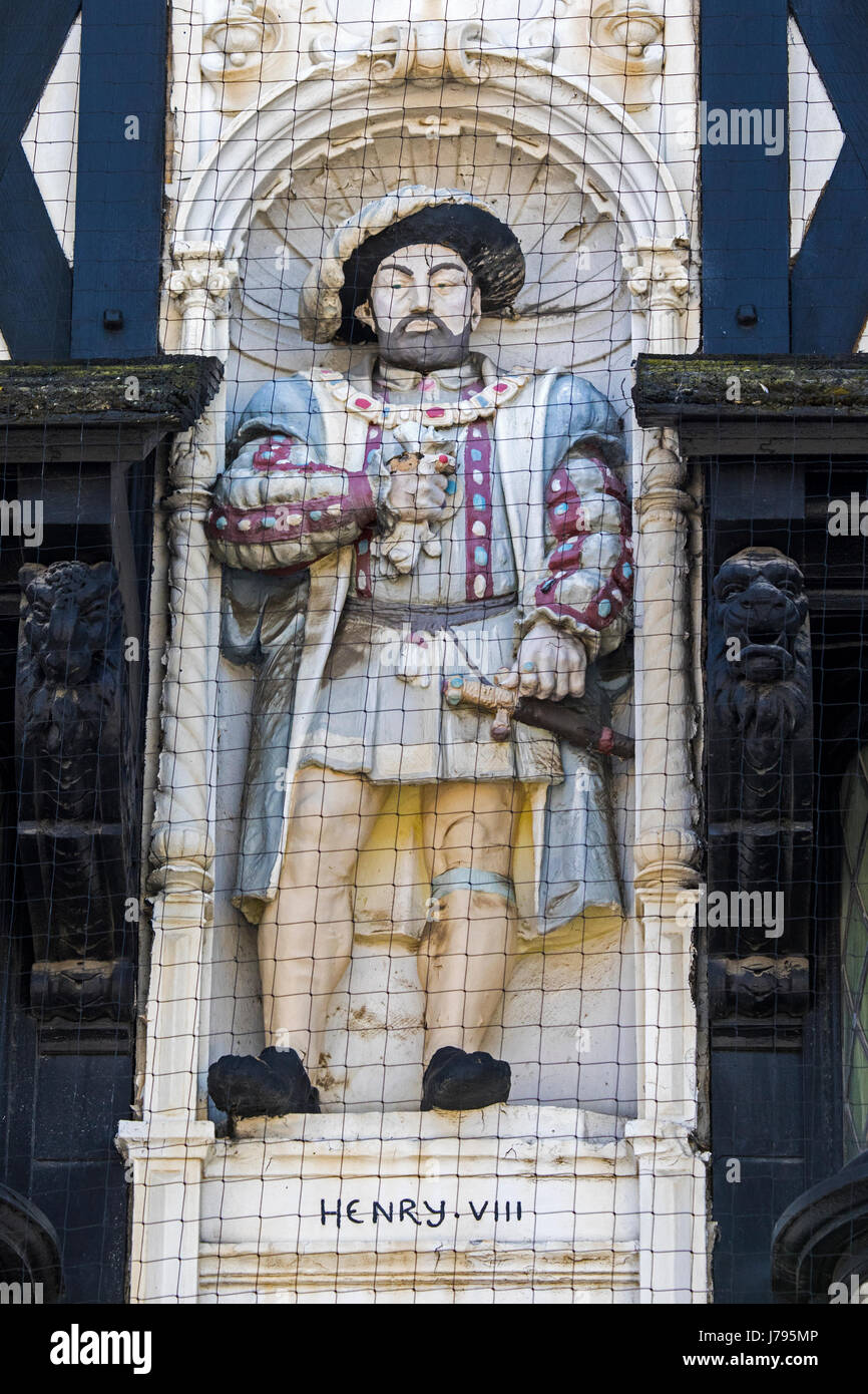 A sculpture of King Henry VIII on the exterior of a building in ...