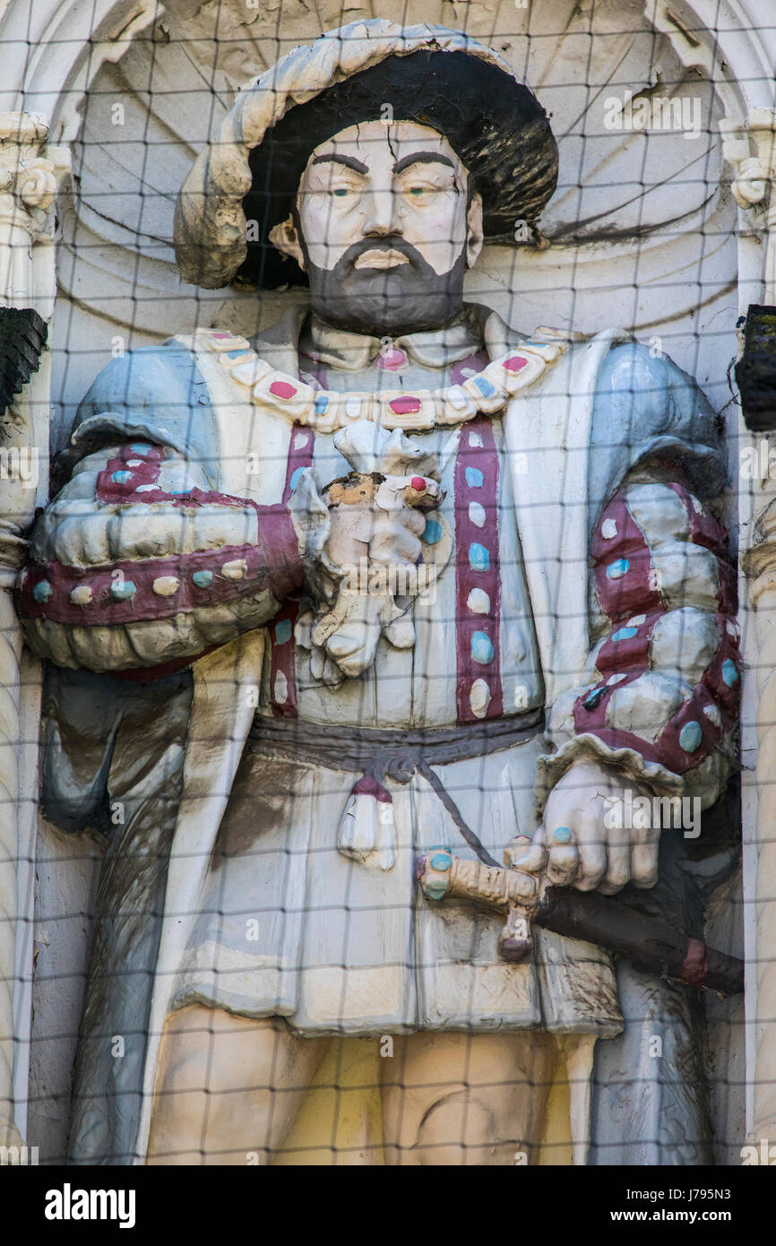 A sculpture of King Henry VIII on the exterior of a building in ...