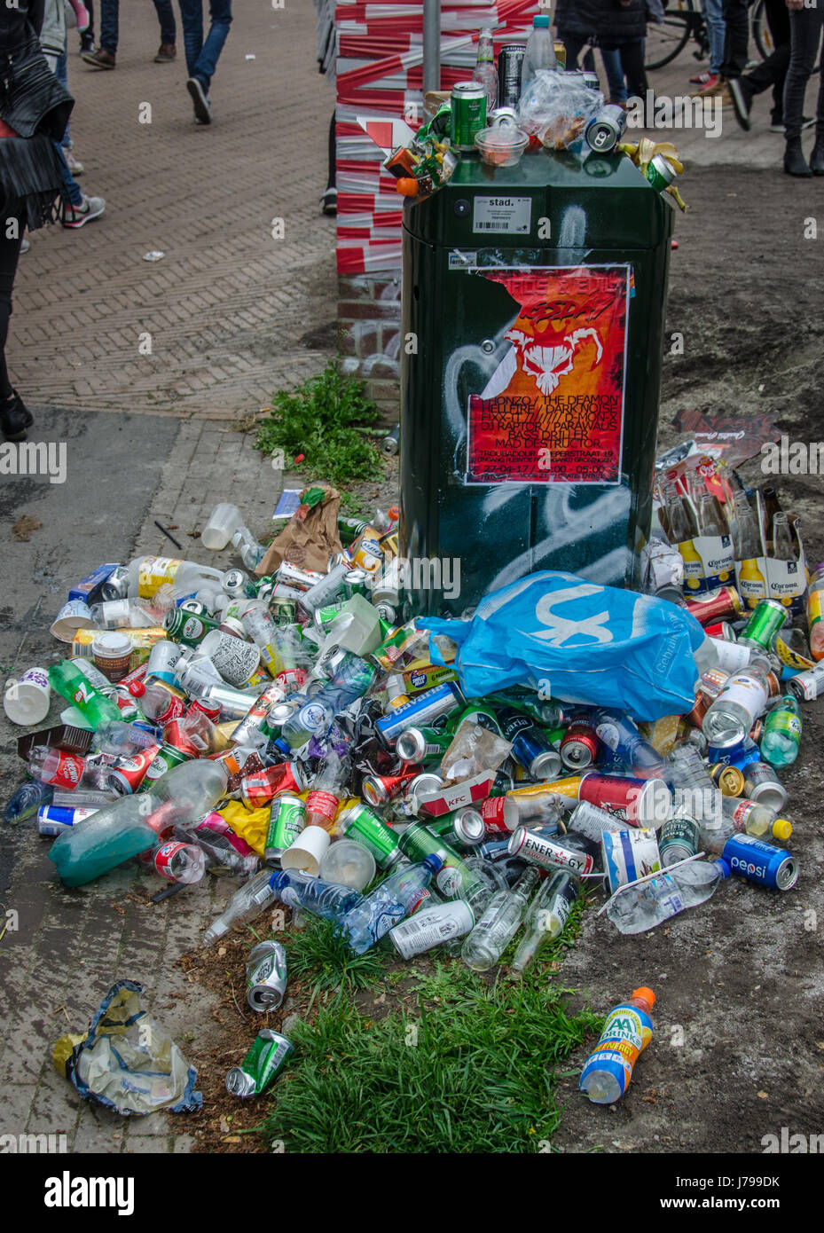 Garbage can full Stock Photo - Alamy