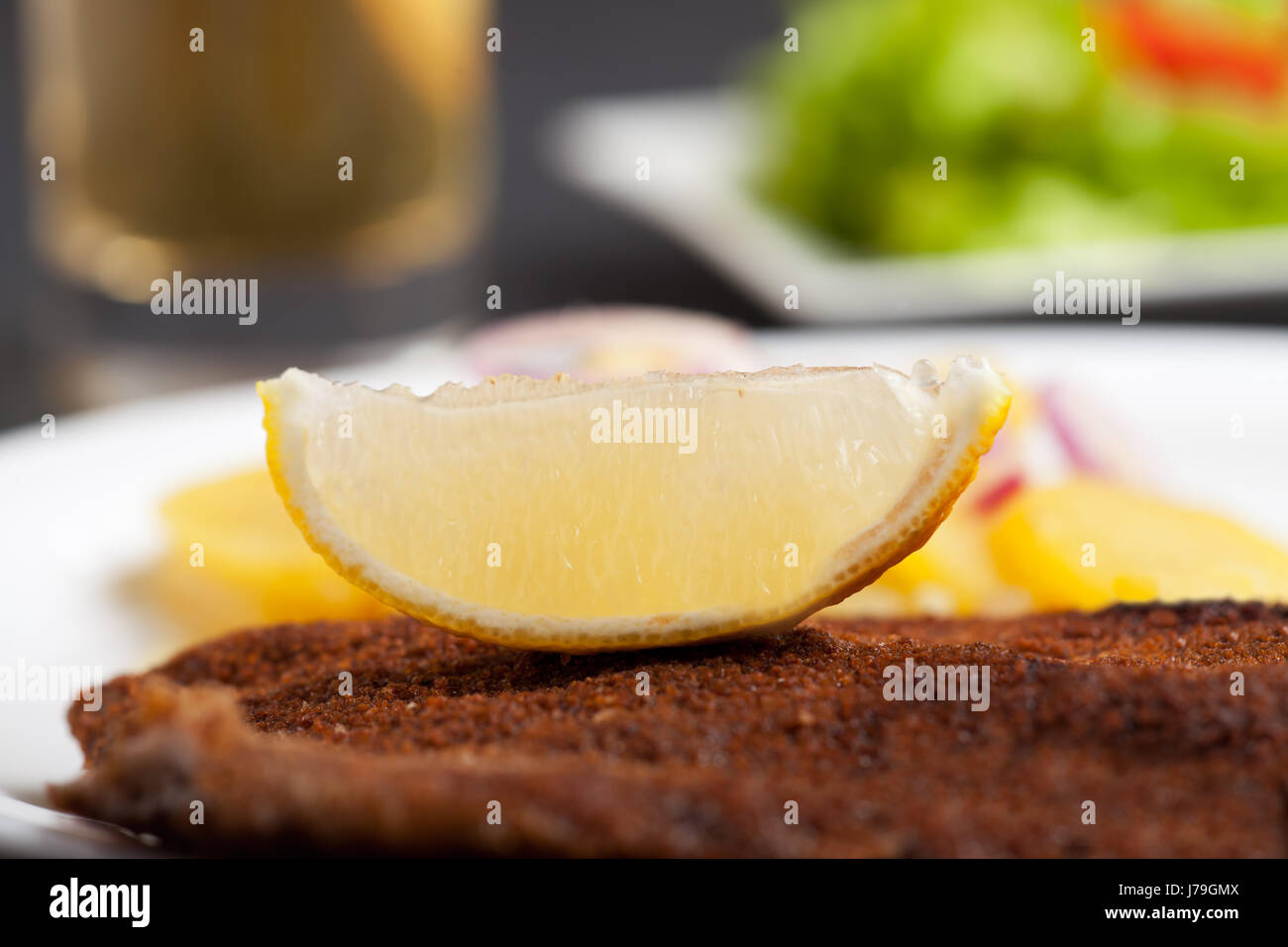 disc viennese schnitzel veal breaded lemon citron lemon slice meat food ...