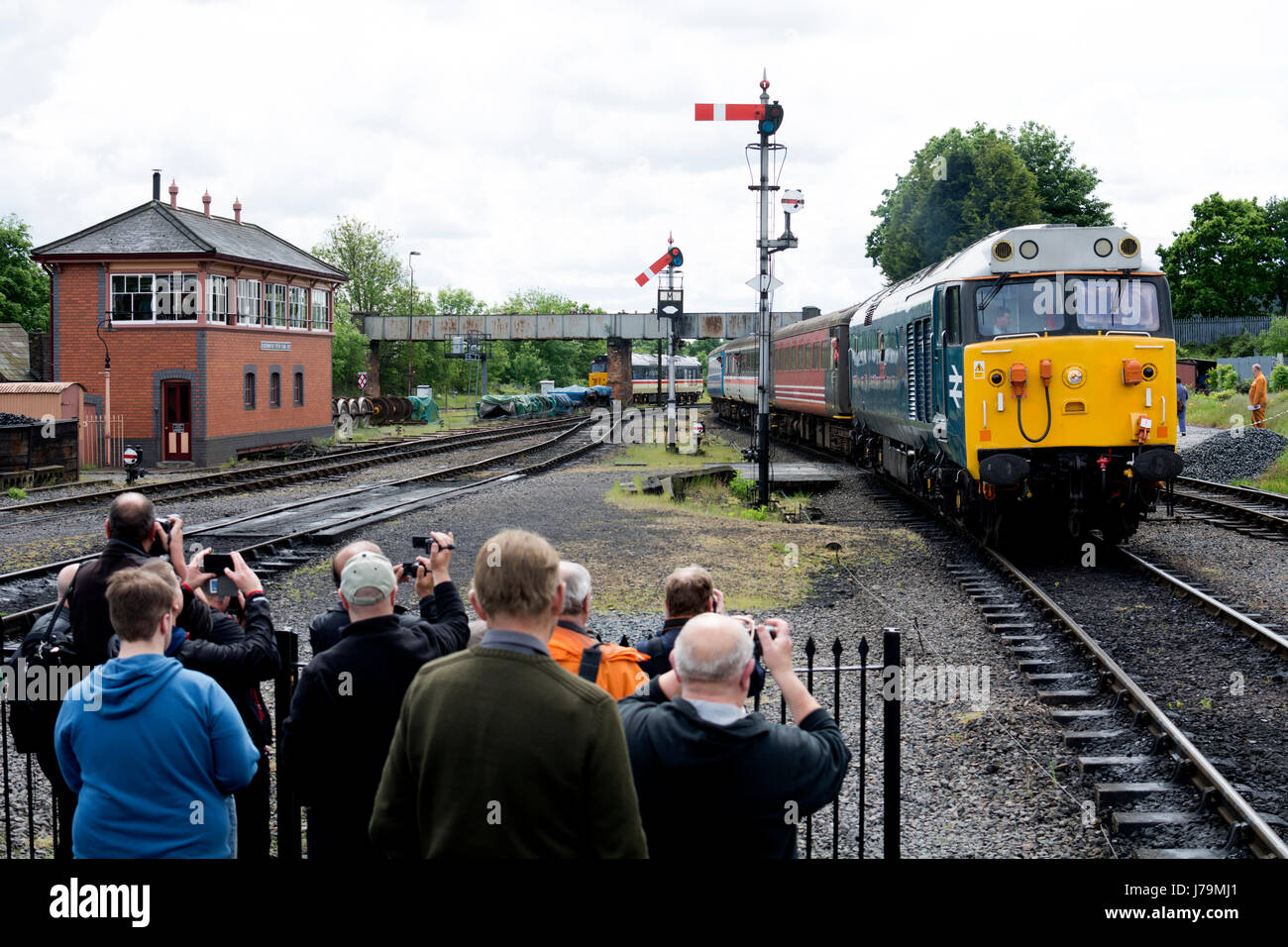 Class 50 diesel locomotive No 50008 "Thunderer" pulling a train at the ...