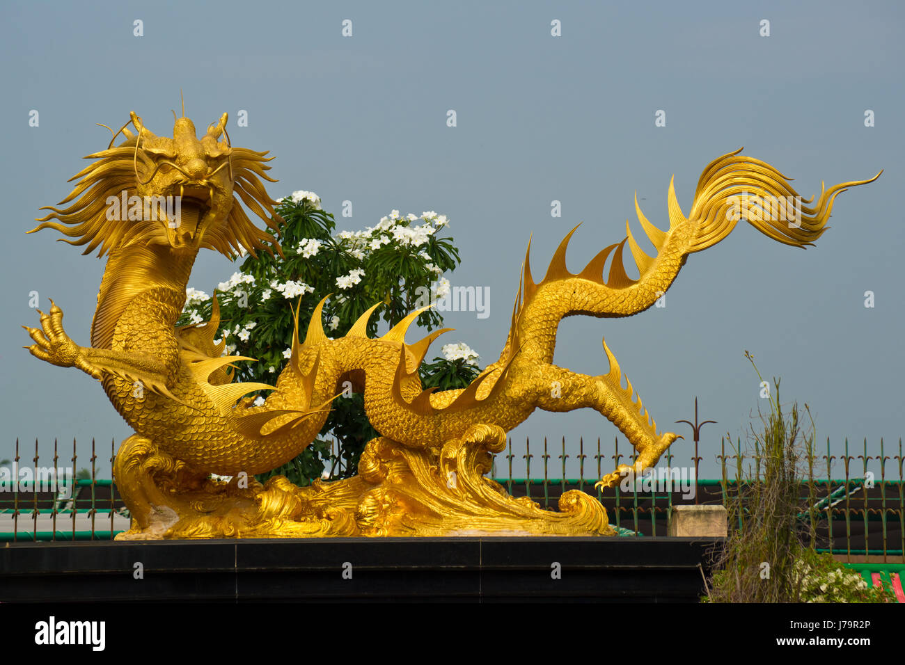 chinese dragon statue Stock Photo - Alamy