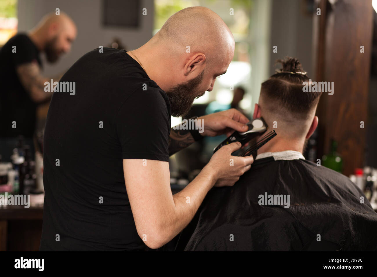 Professional barber doing a haircut Stock Photo - Alamy
