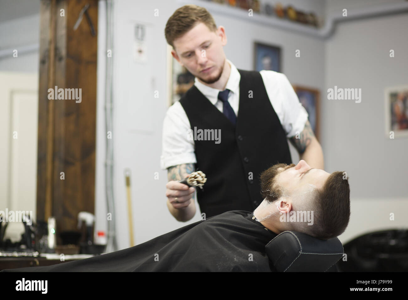 Professional barber doing a haircut Stock Photo - Alamy