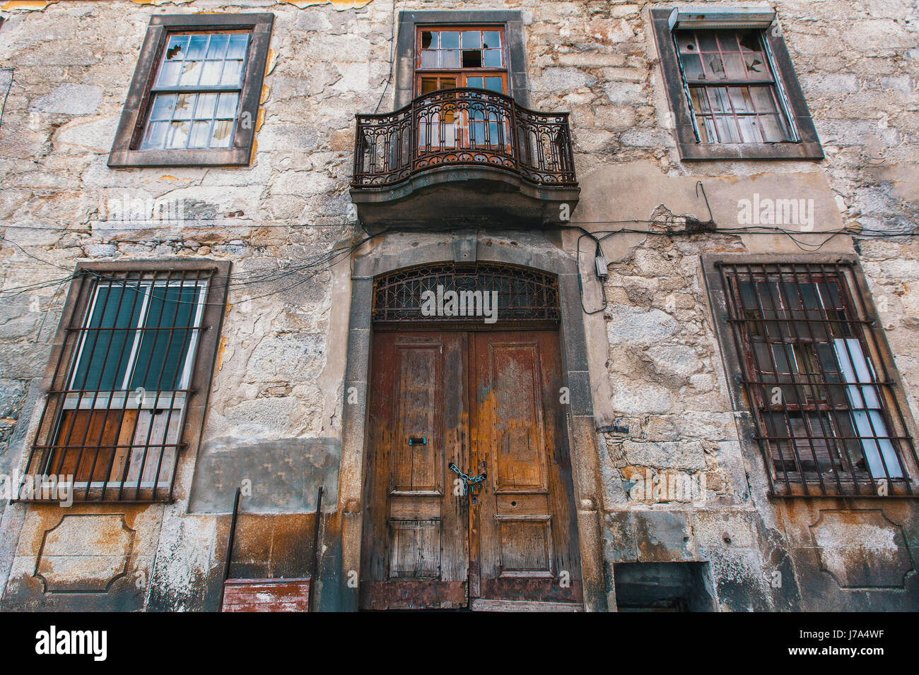 Facade of abandoned house building Stock Photo - Alamy