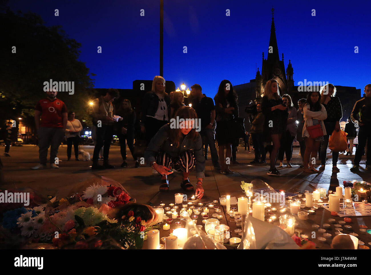 People leave tributes to victims of the Manchester concert bomb attack ...