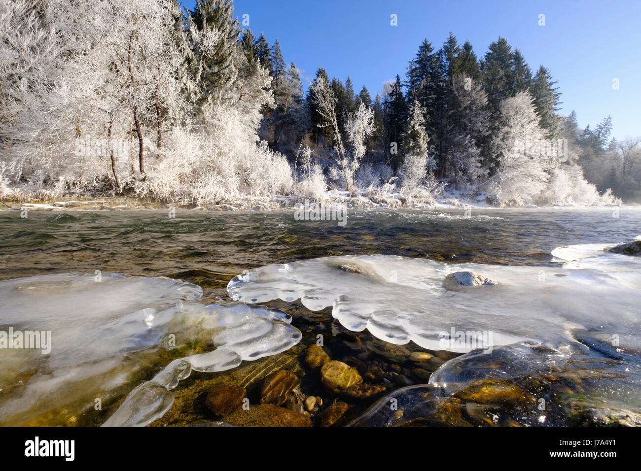 Vereistes flussufer hi-res stock photography and images - Alamy