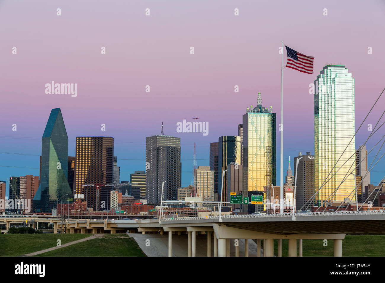 Texas dallas skyline hi-res stock photography and images - Alamy