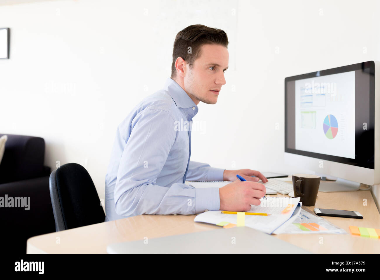 Businessman analysing pie chart on computer screen Stock Photo - Alamy